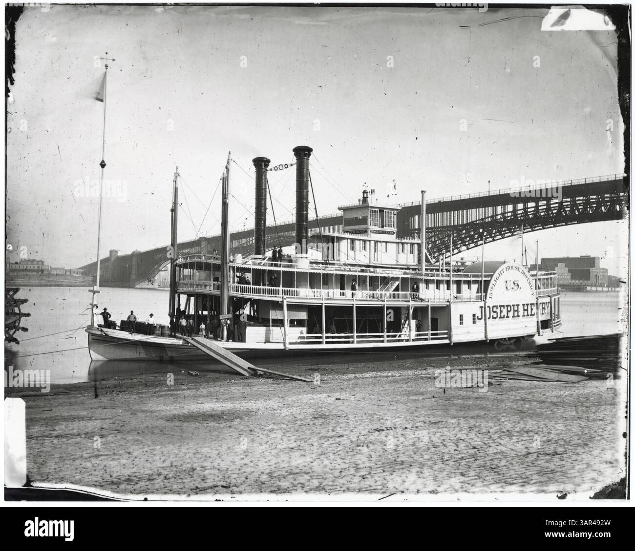 A black-and-white photograph showing the steamboat Joseph Henry stopped ...