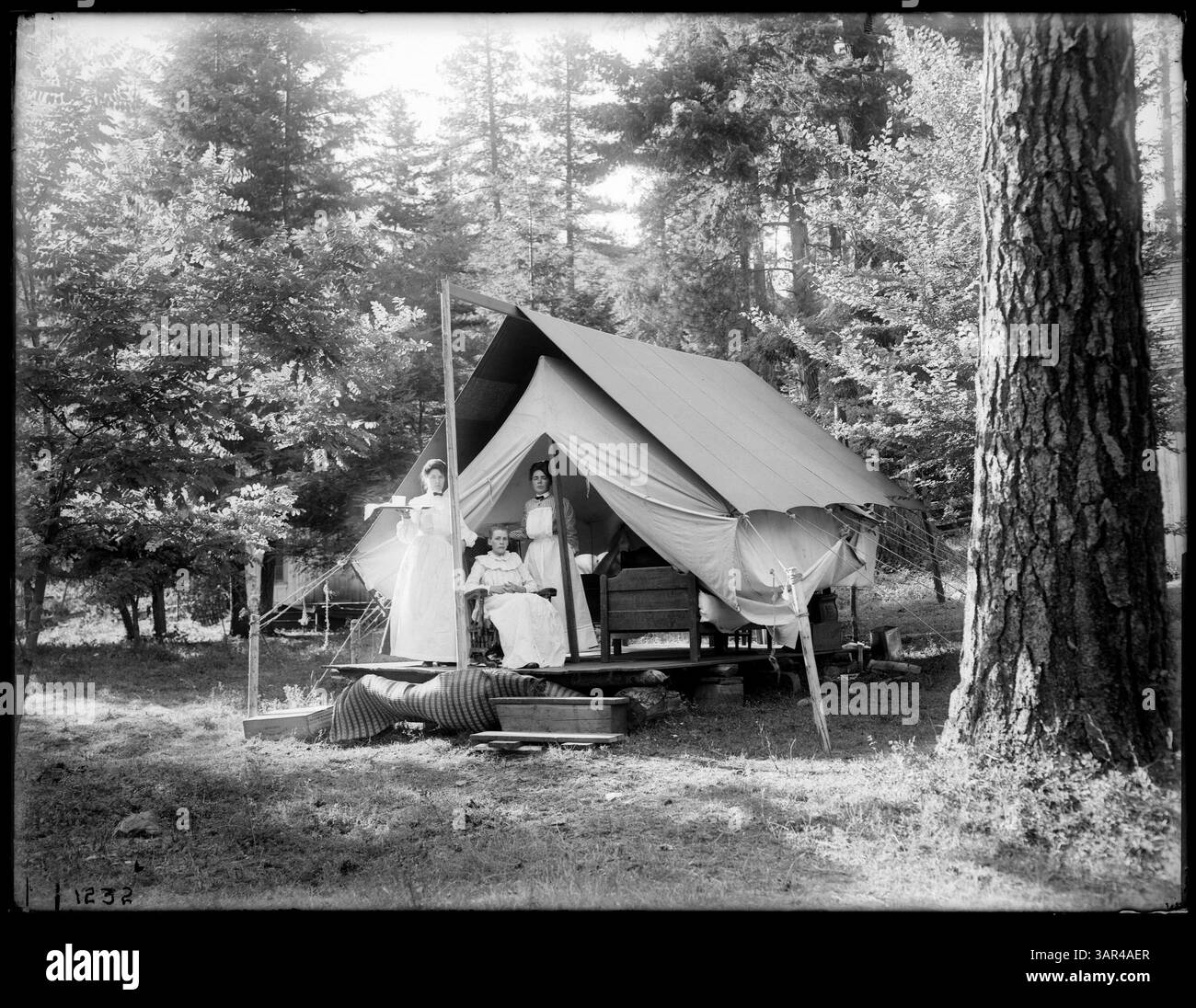 This photograph by Lee Moorhouse depicts a tent house at Bingham ...
