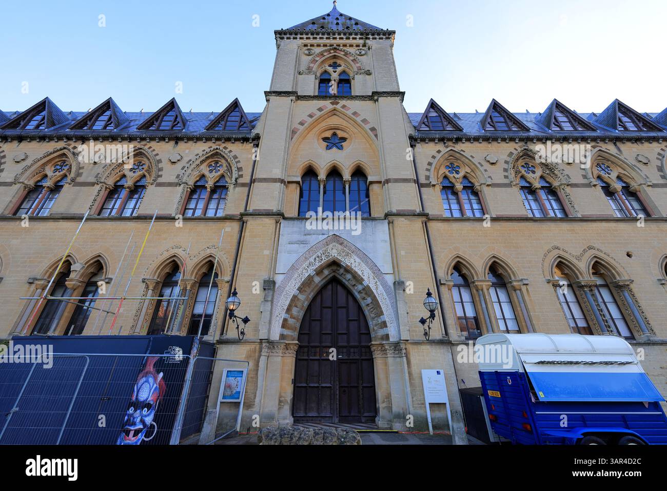 University of Oxford, University with 38 colleges and 70 research ...
