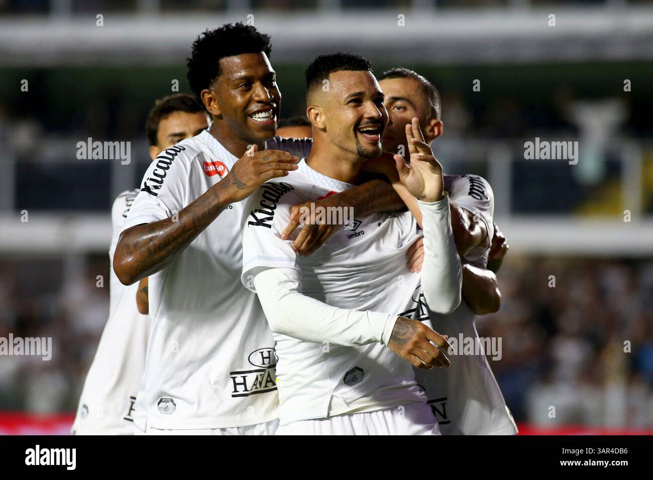 SP - SANTOS - 04/16/2025 - BRAZILIAN A 2025, SANTOS x ATLETICO-MG - Ze Ivaldo] Santos player ...