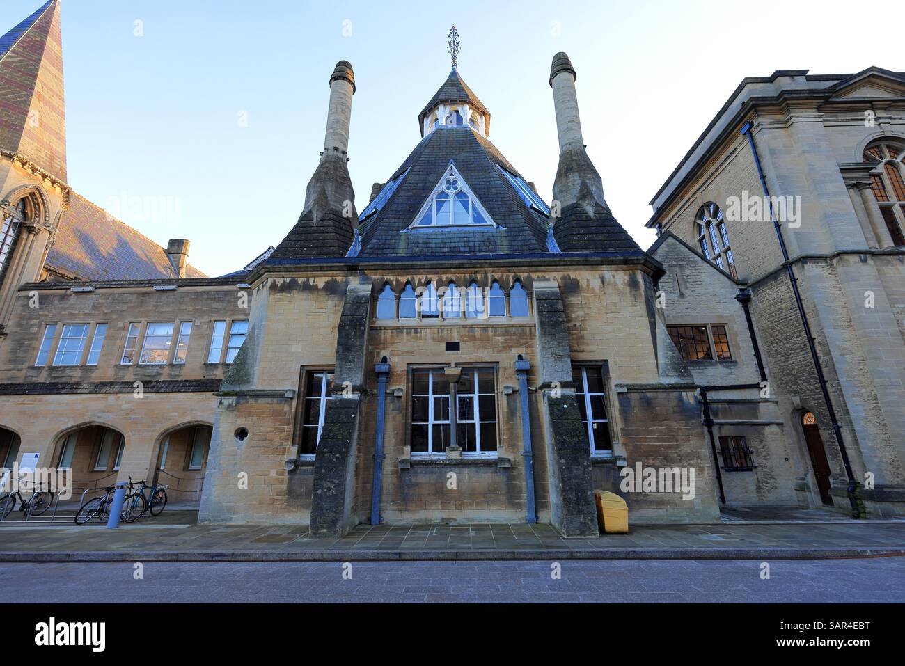 University of Oxford, University with 38 colleges and 70 research ...