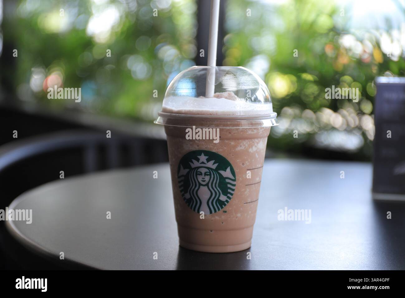 Cup starbucks ice chocolate hi-res stock photography and images - Alamy