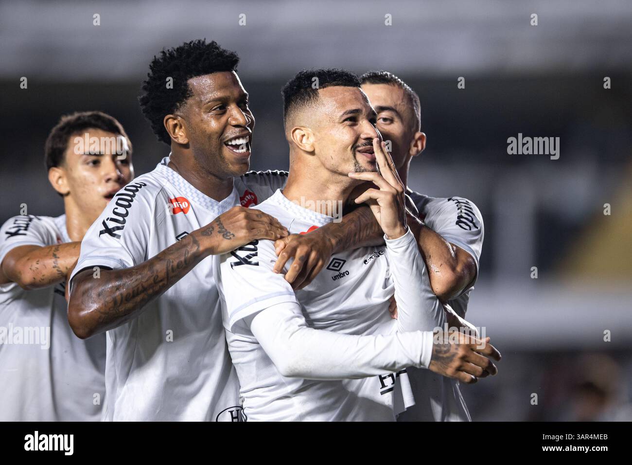 SP - SANTOS - 04/16/2025 - BRAZILIAN A 2025, SANTOS x ATLETICO-MG - Ze Ivaldo, Santos player ...