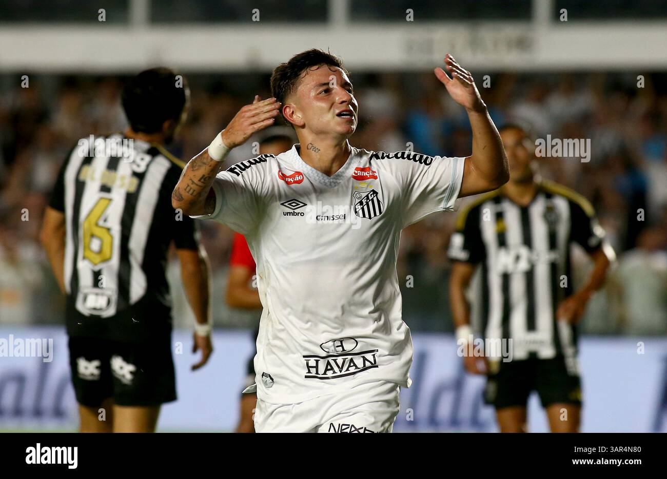 SP - SANTOS - 04/16/2025 - BRAZILIAN A 2025, SANTOS x ATLETICO-MG - Santos player Barreal ...