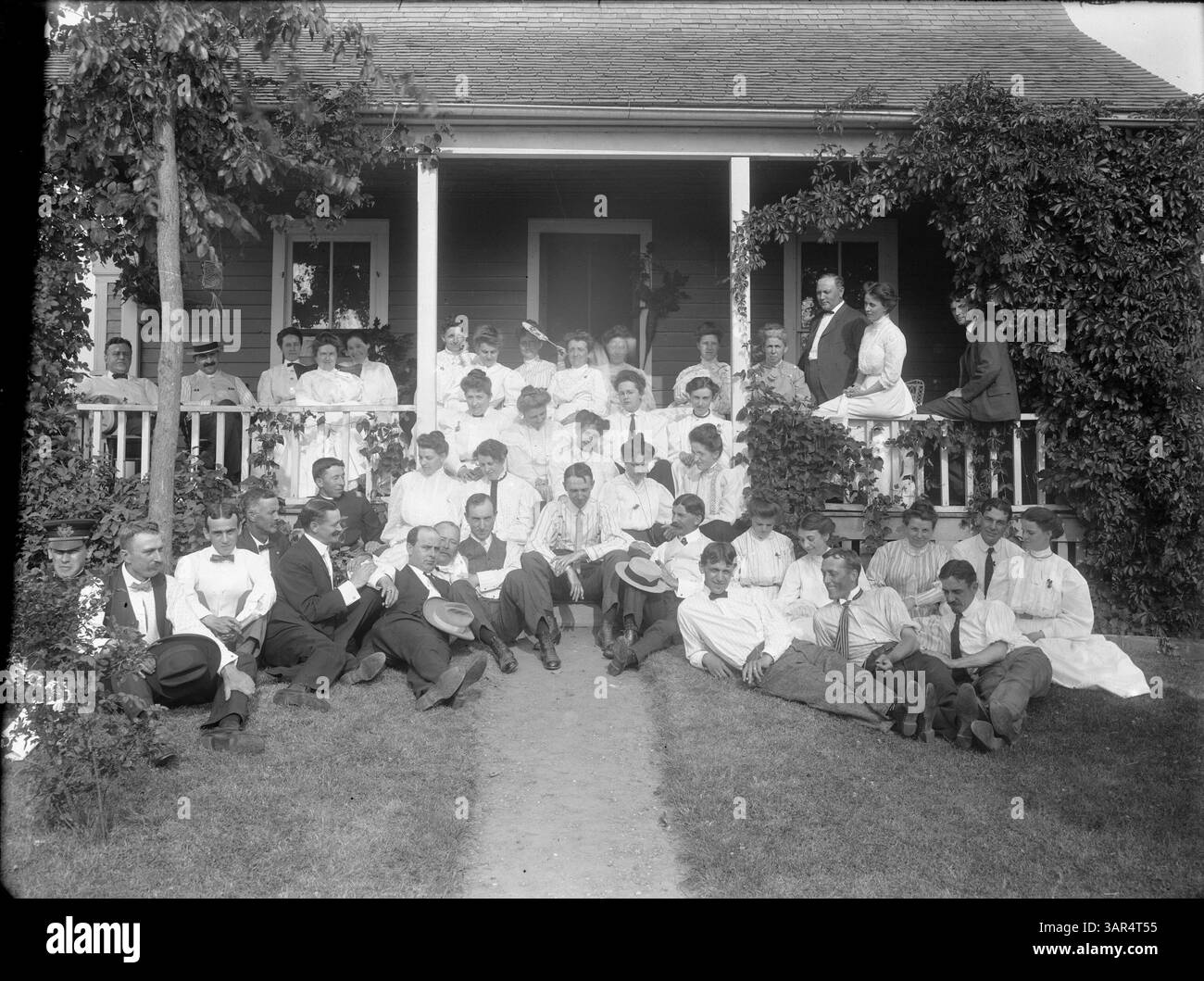 Officers of the 13th Minnesota Infantry Regiment, along with their ...