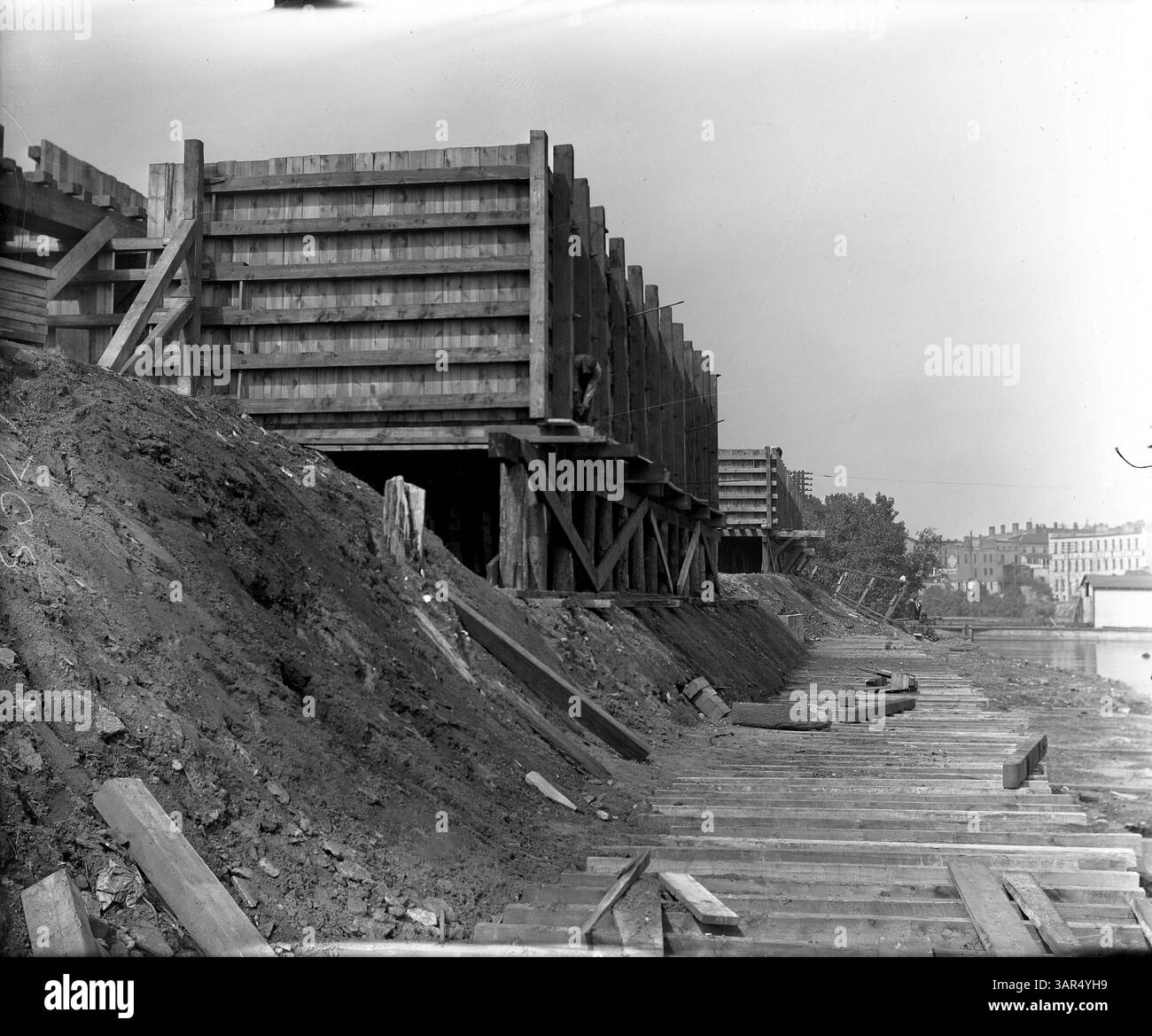 The construction of the Third Avenue Bridge over the Mississippi River ...