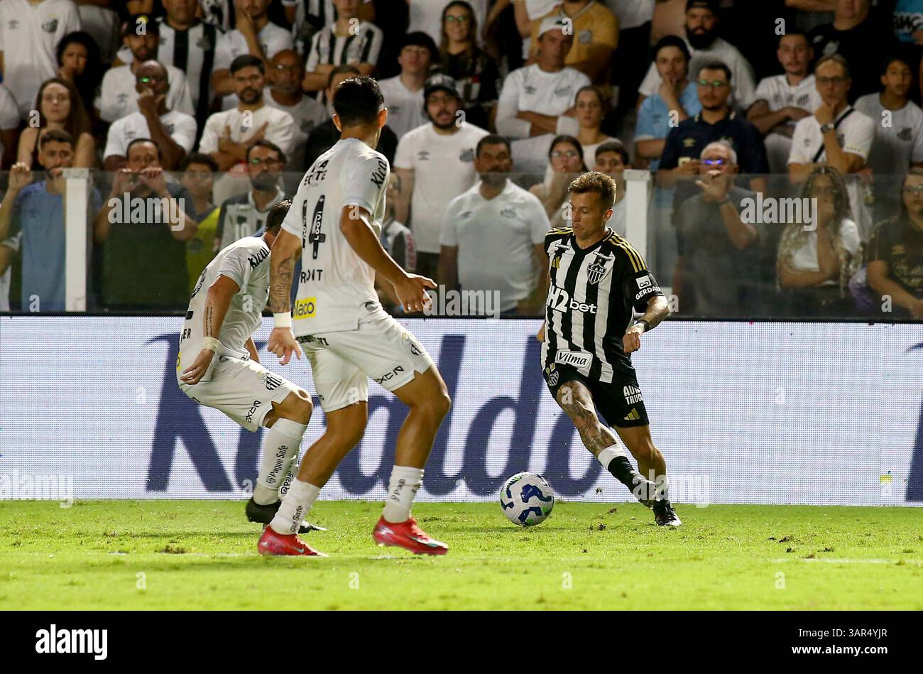 SP - SANTOS - 04/16/2025 - BRAZILIAN A 2025, SANTOS x ATLETICO-MG - Bernard player of Atletico ...