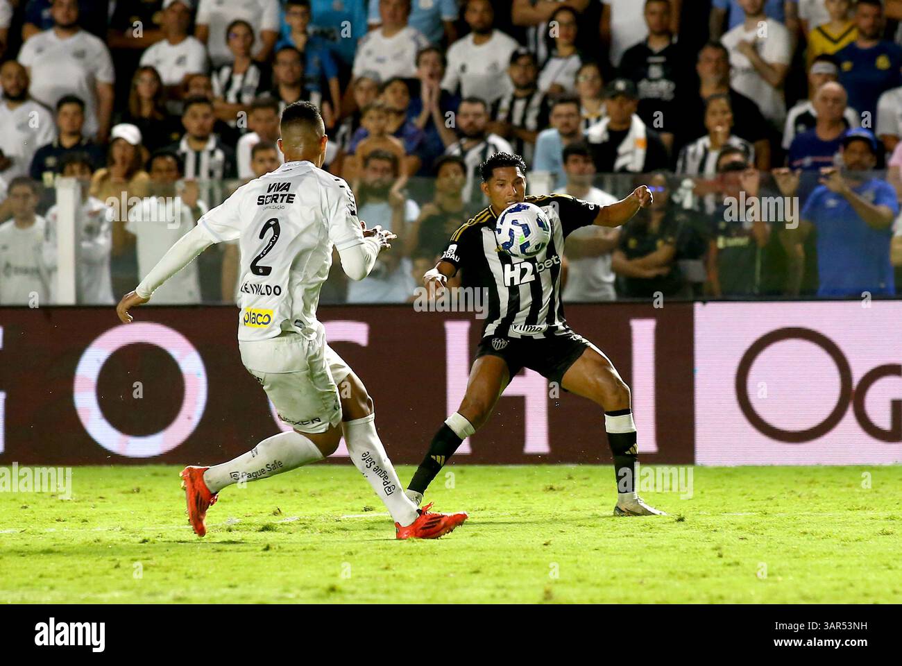 SP - SANTOS - 04/16/2025 - BRAZILIAN A 2025, SANTOS x ATLETICO-MG - Rony player of Atletico-MG ...