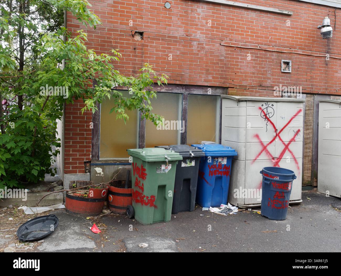Garbage cans hi-res stock photography and images - Alamy