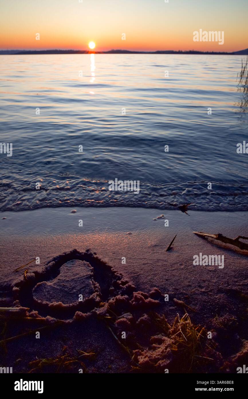 Lake sunset love hi-res stock photography and images - Alamy