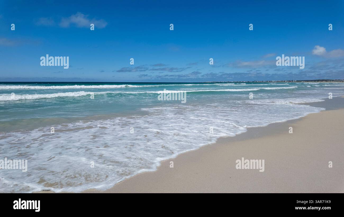 Coastal view of the gorgeous sandy beaches at Struisbaai Plaat ...