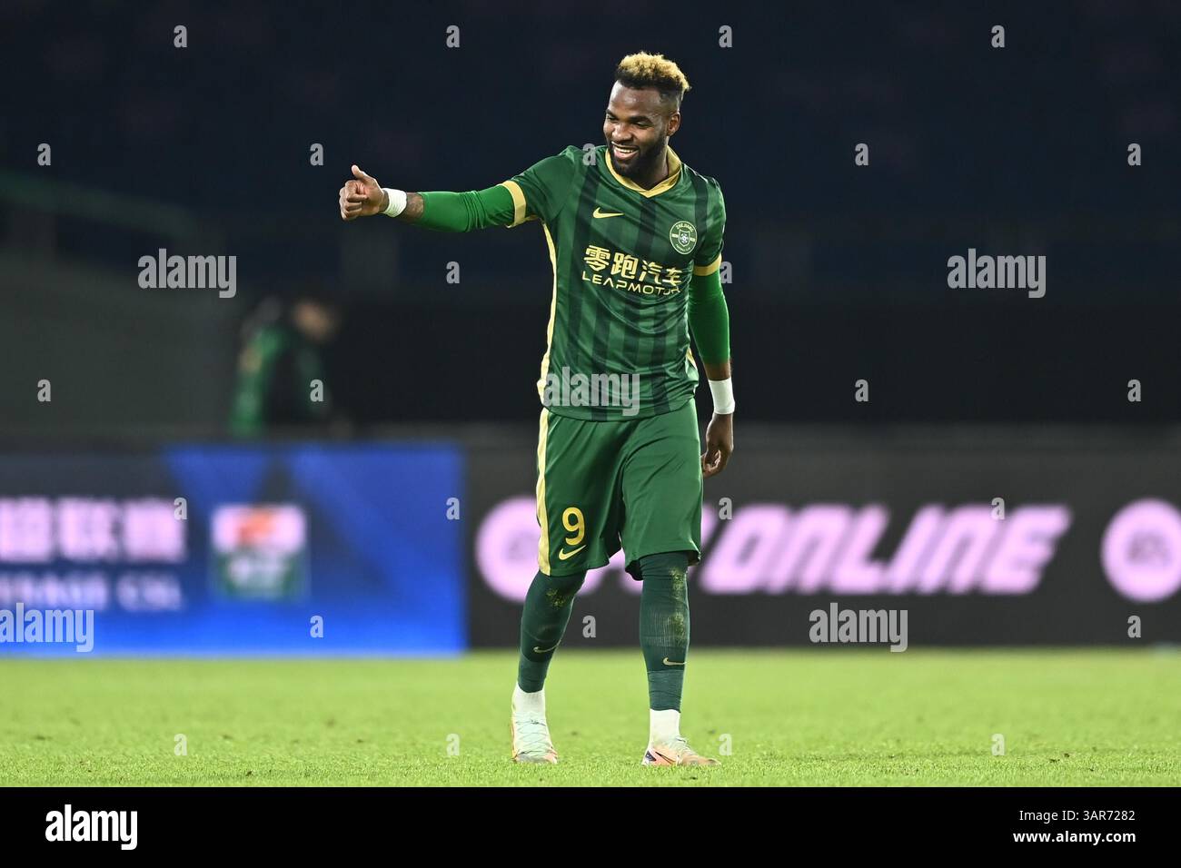 Zhejiang Professional Football Club defeated Shenzhen Peng City ...