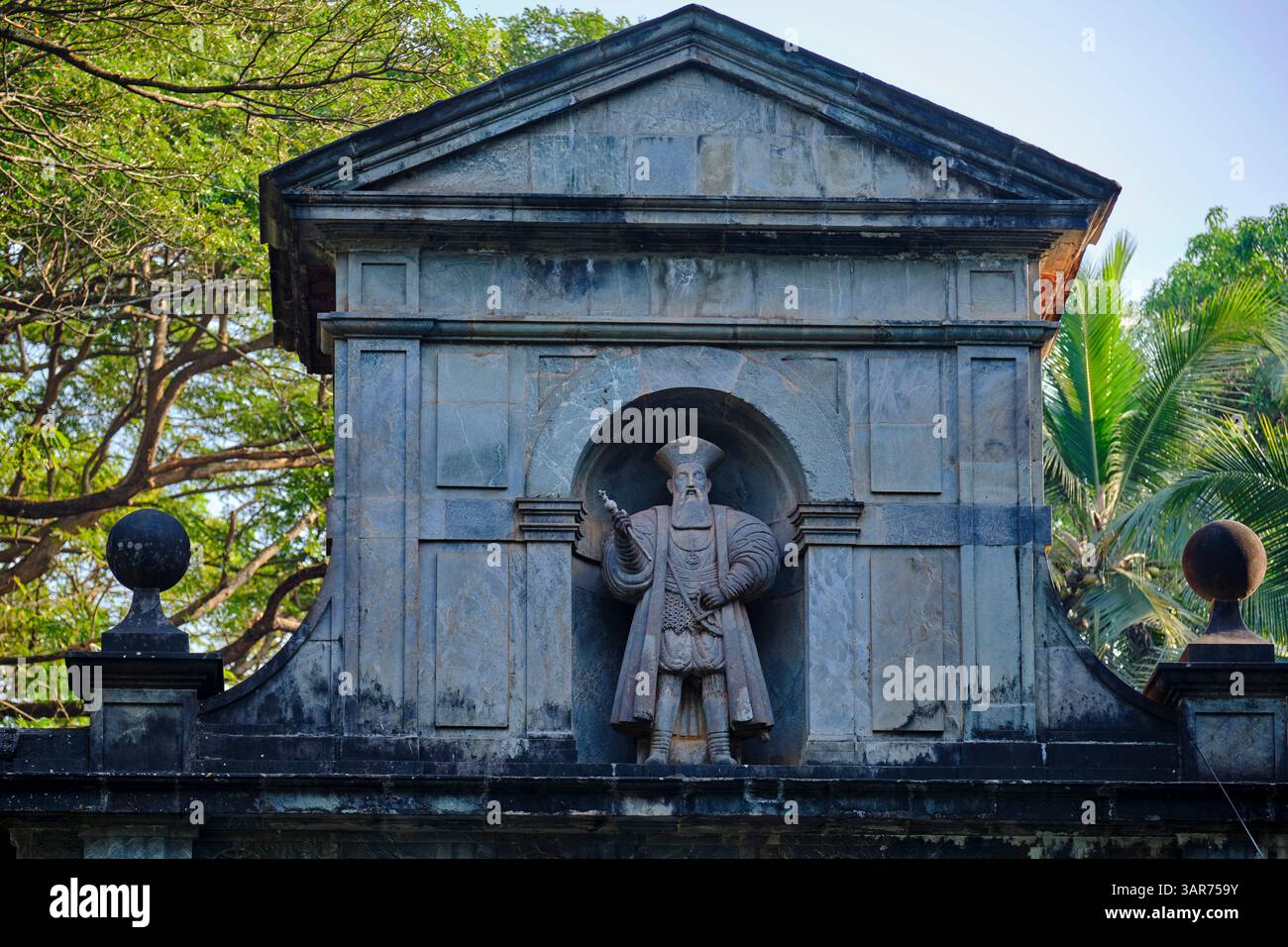 India, state of Goa, Old Goa (Velha Goa), Arch of the Viceroys, statue ...