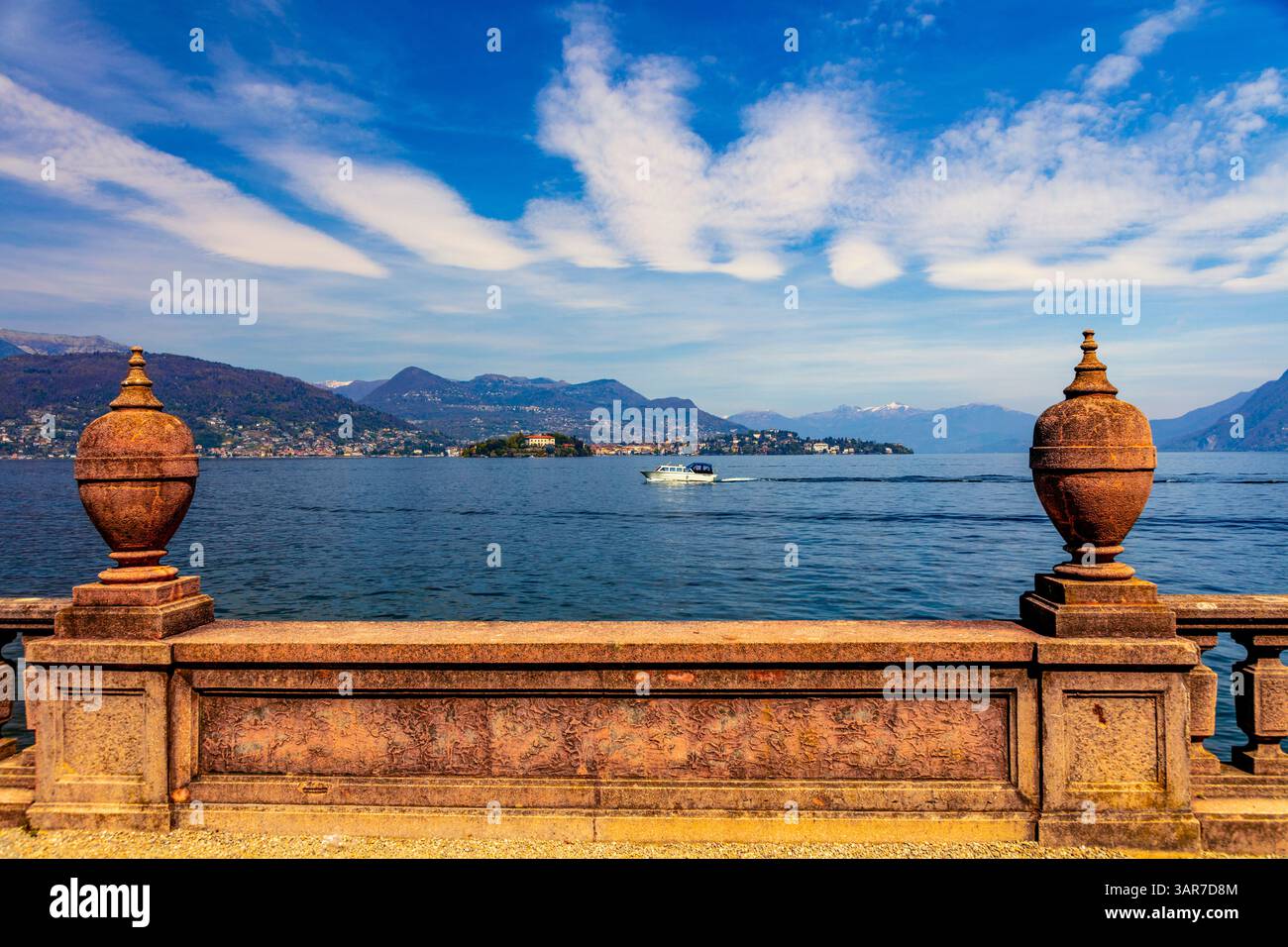 Blick auf die Borromäische Insel Isola Madre und Verbania am Lago ...