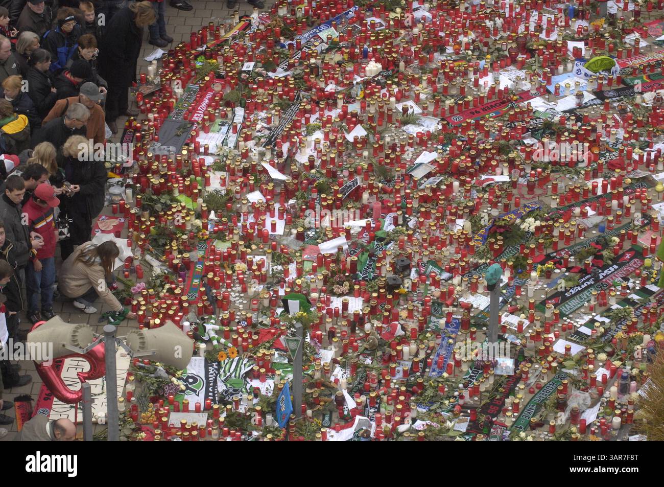 ROBERT ENKE SELBSTMORD Trauerfeier für Robert Enke im Stadion Hannovers ...