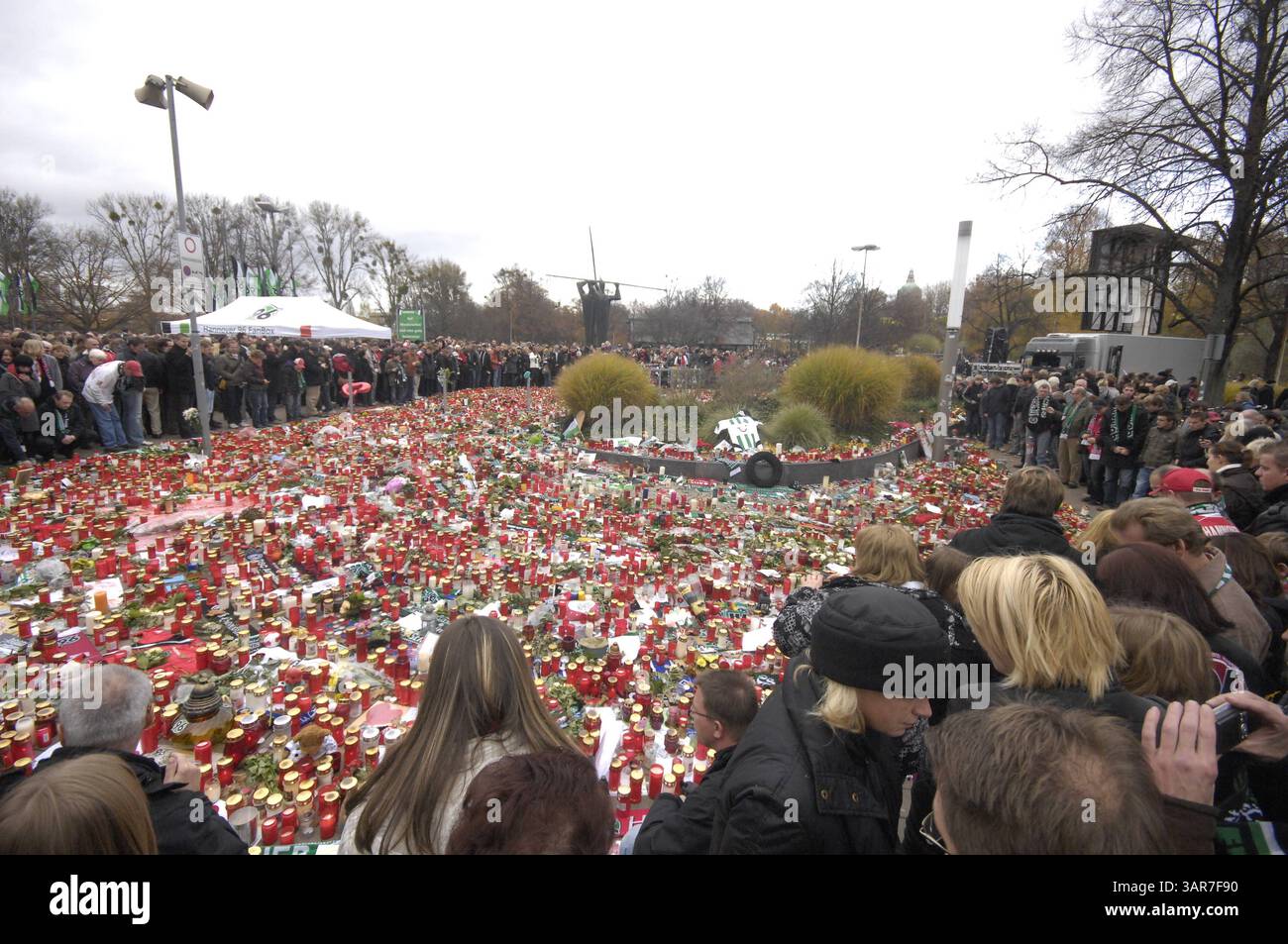 ROBERT ENKE SELBSTMORD Trauerfeier für Robert Enke im Stadion Hannovers ...