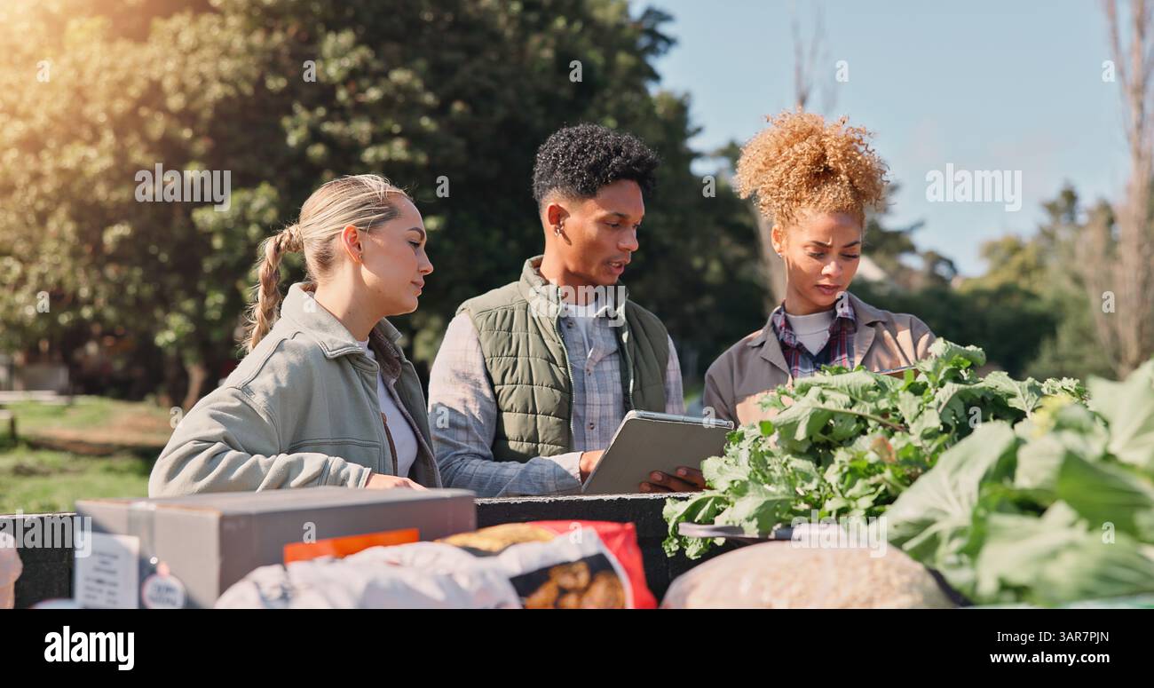 Farming tablet logistics people hi-res stock photography and images - Alamy