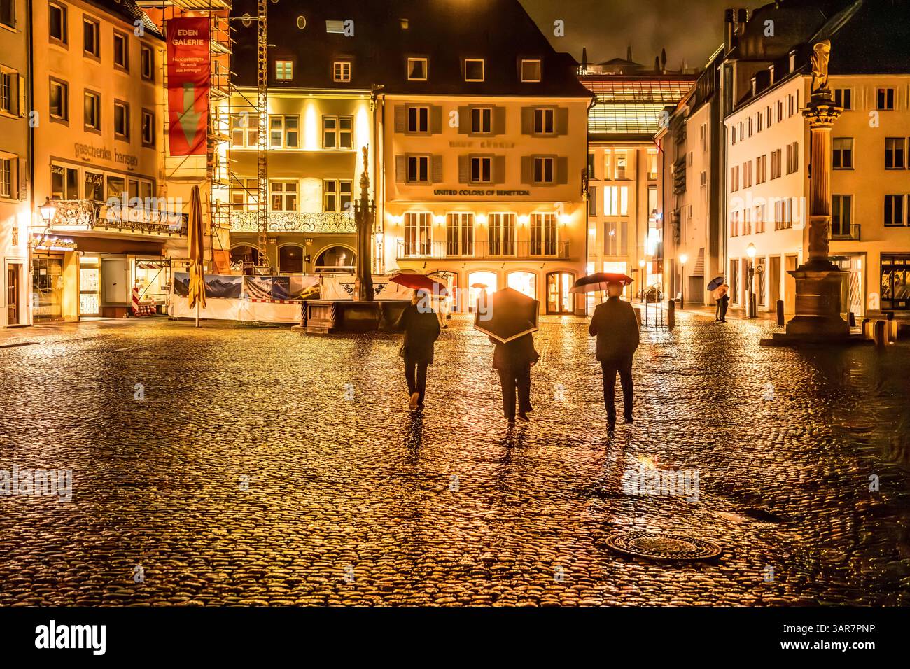 Abendbummel bei Regen, Spaziergang durch die Altstadt, Freiburg, April ...