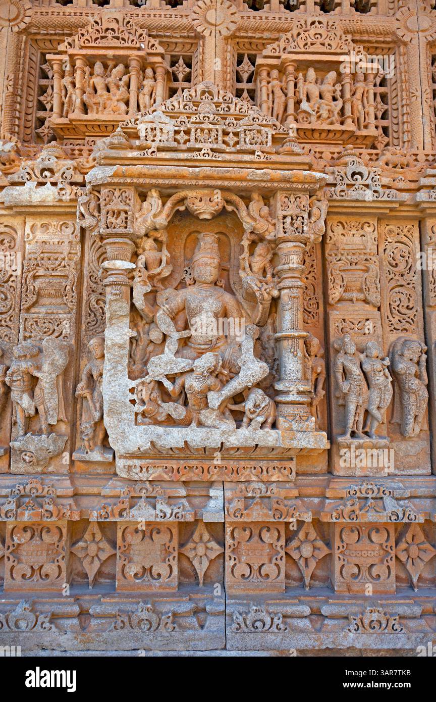 Carved idols on the outer wall of The Sahasra Bahu temples or Sasbahu ...