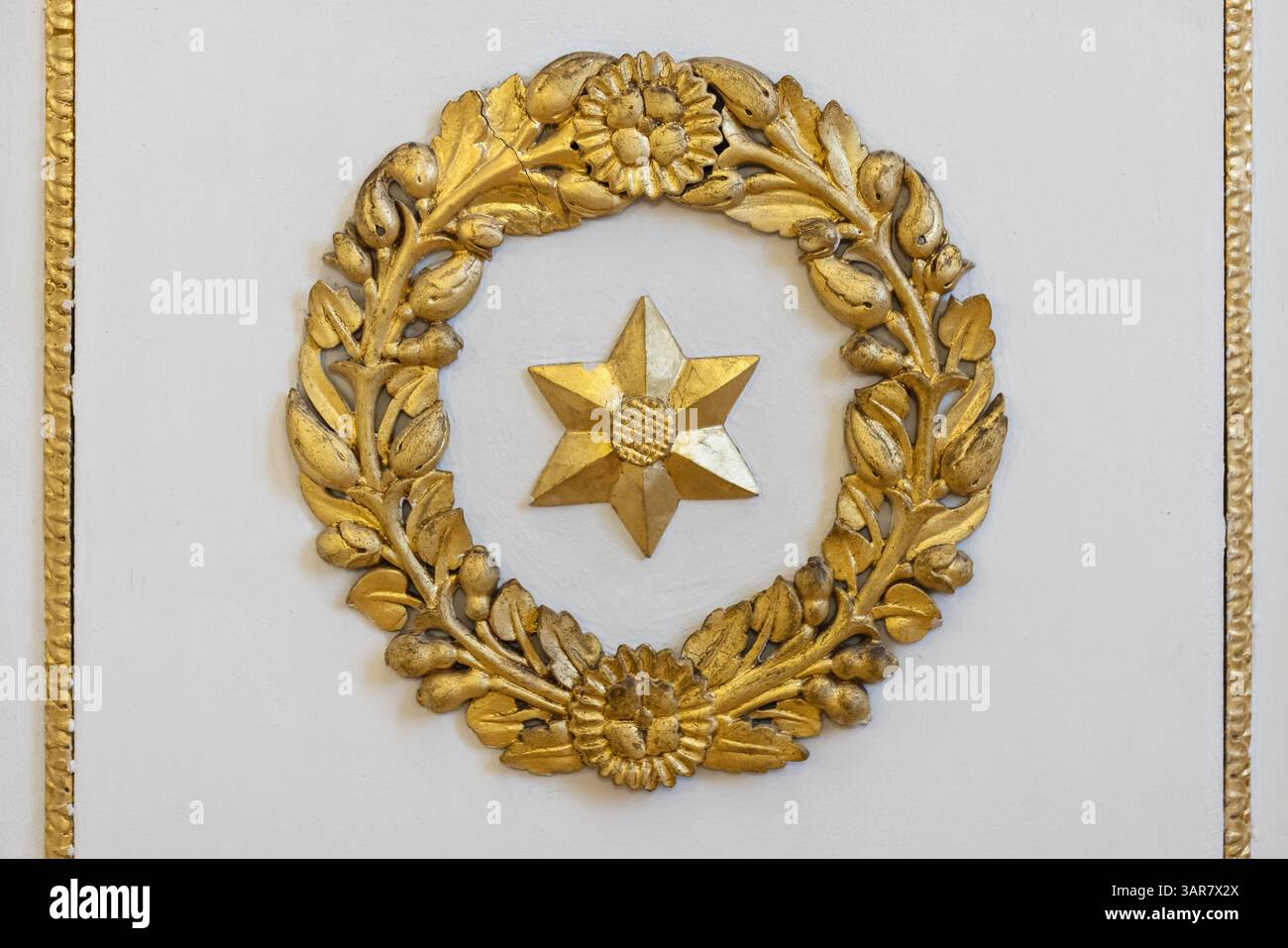 Ornate golden frame encircling hi-res stock photography and images - Alamy