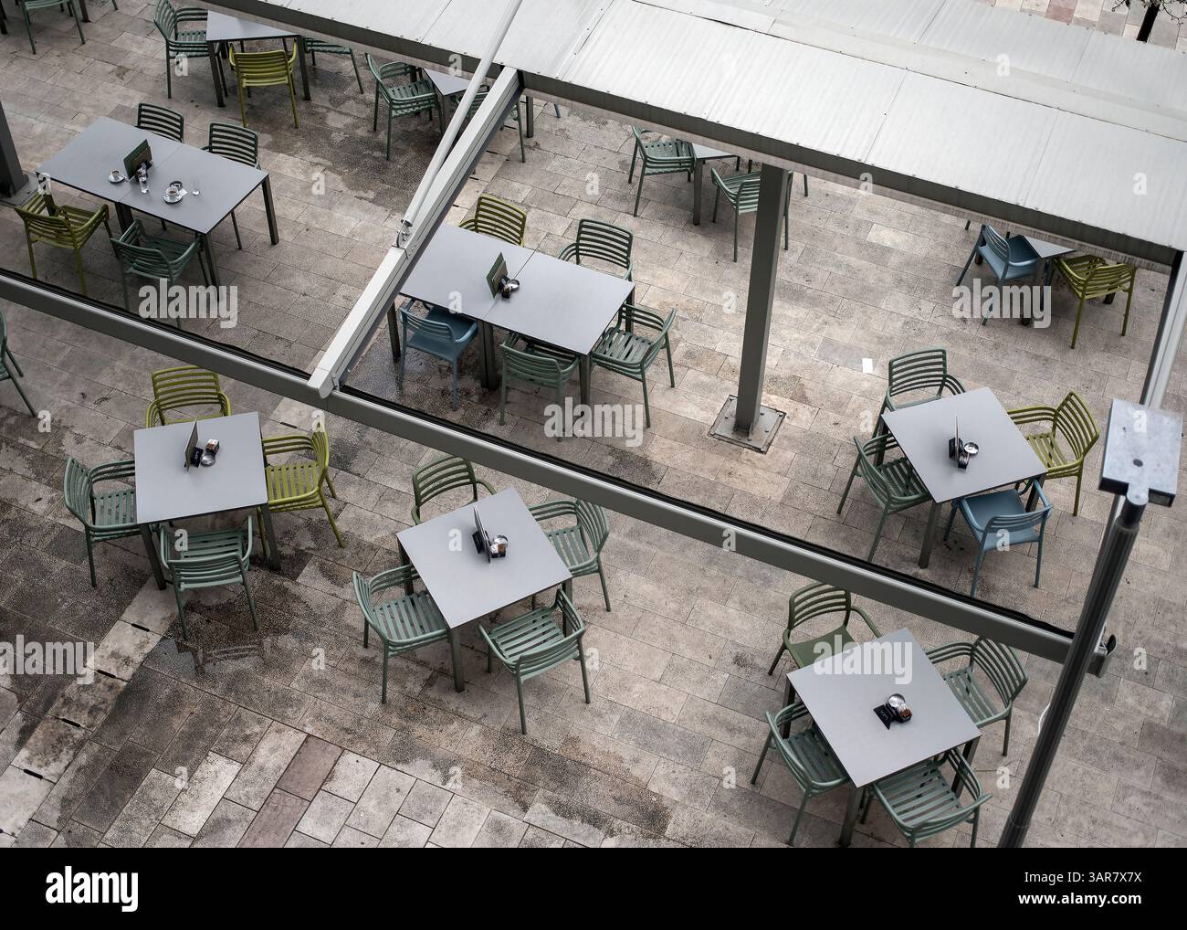 Chair top tables hi-res stock photography and images - Alamy