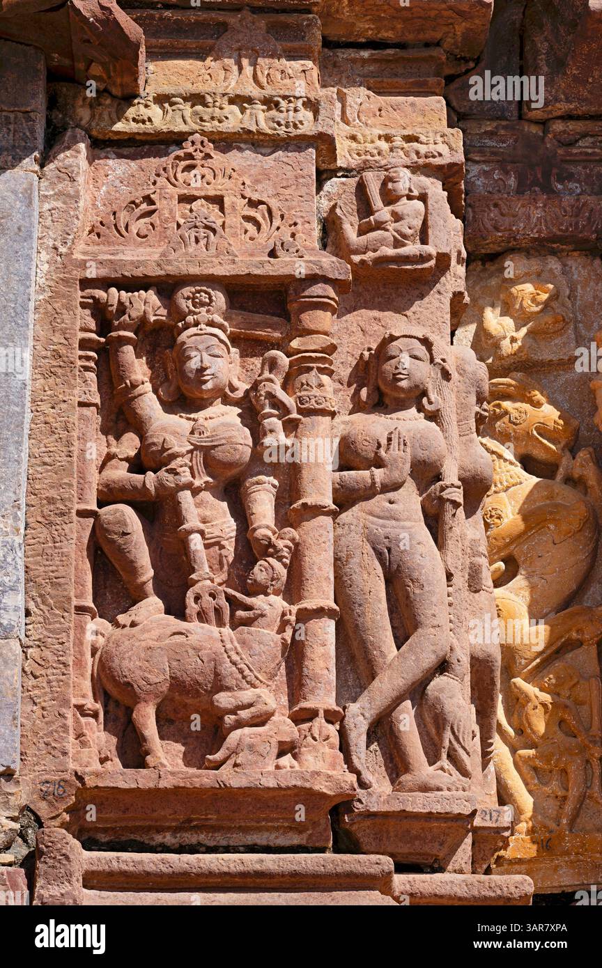 Carved idols on the outer wall of the Shiv Mandir and Mahanal Mandir ...