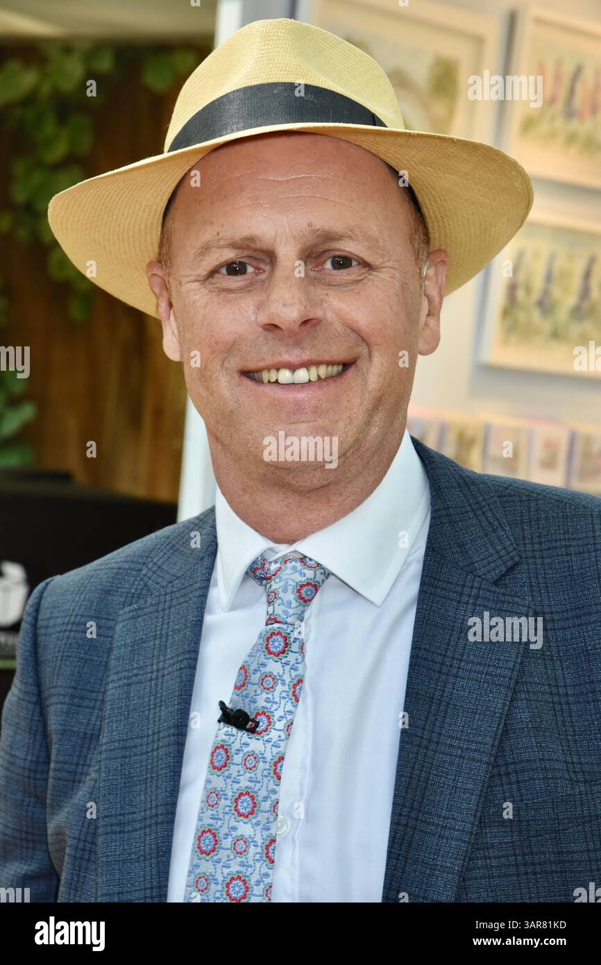 Joe swift at the chelsea flower show hi-res stock photography and ...