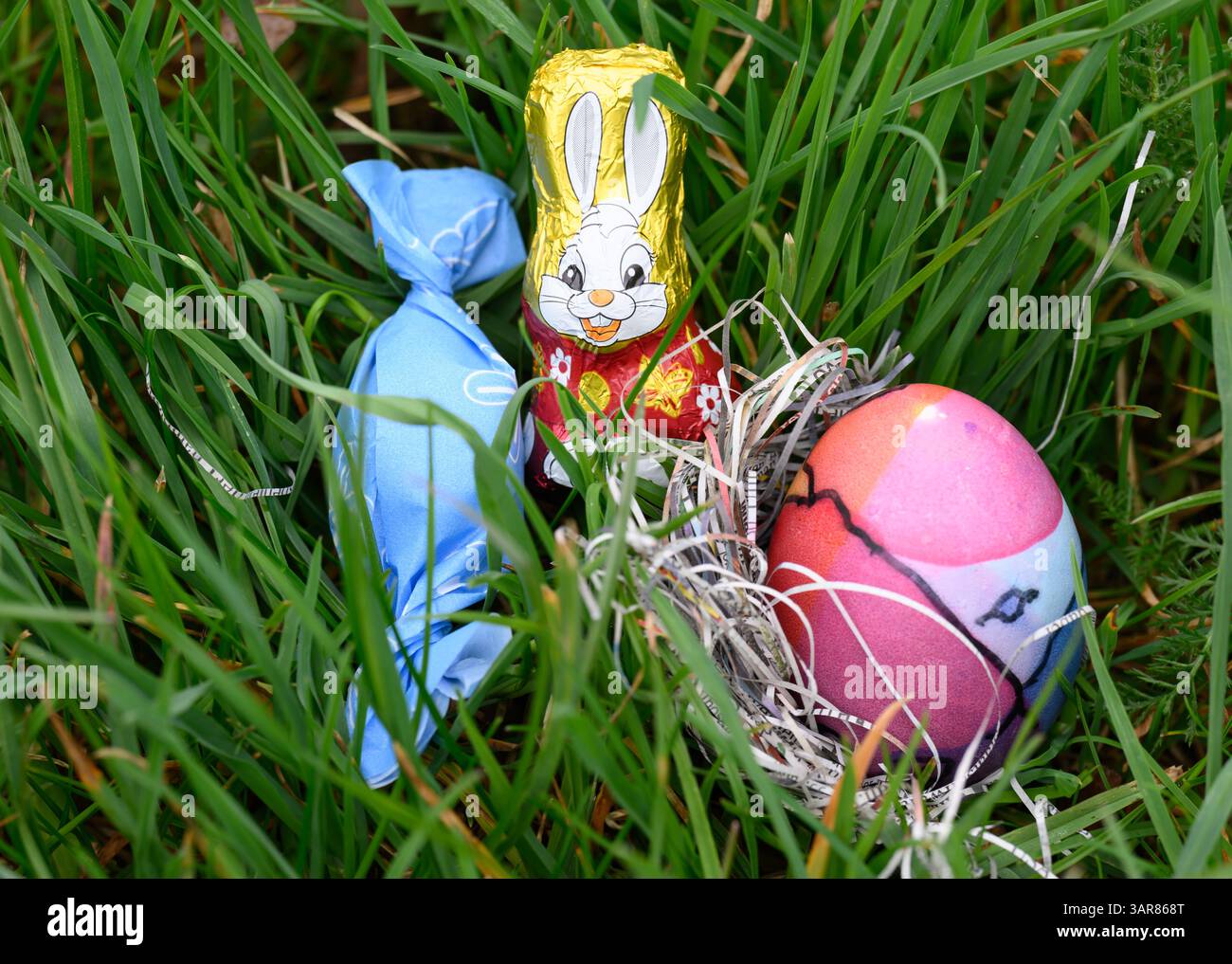 17 April 2025, Thuringia, Weimar: An Easter egg, a chocolate bunny and ...