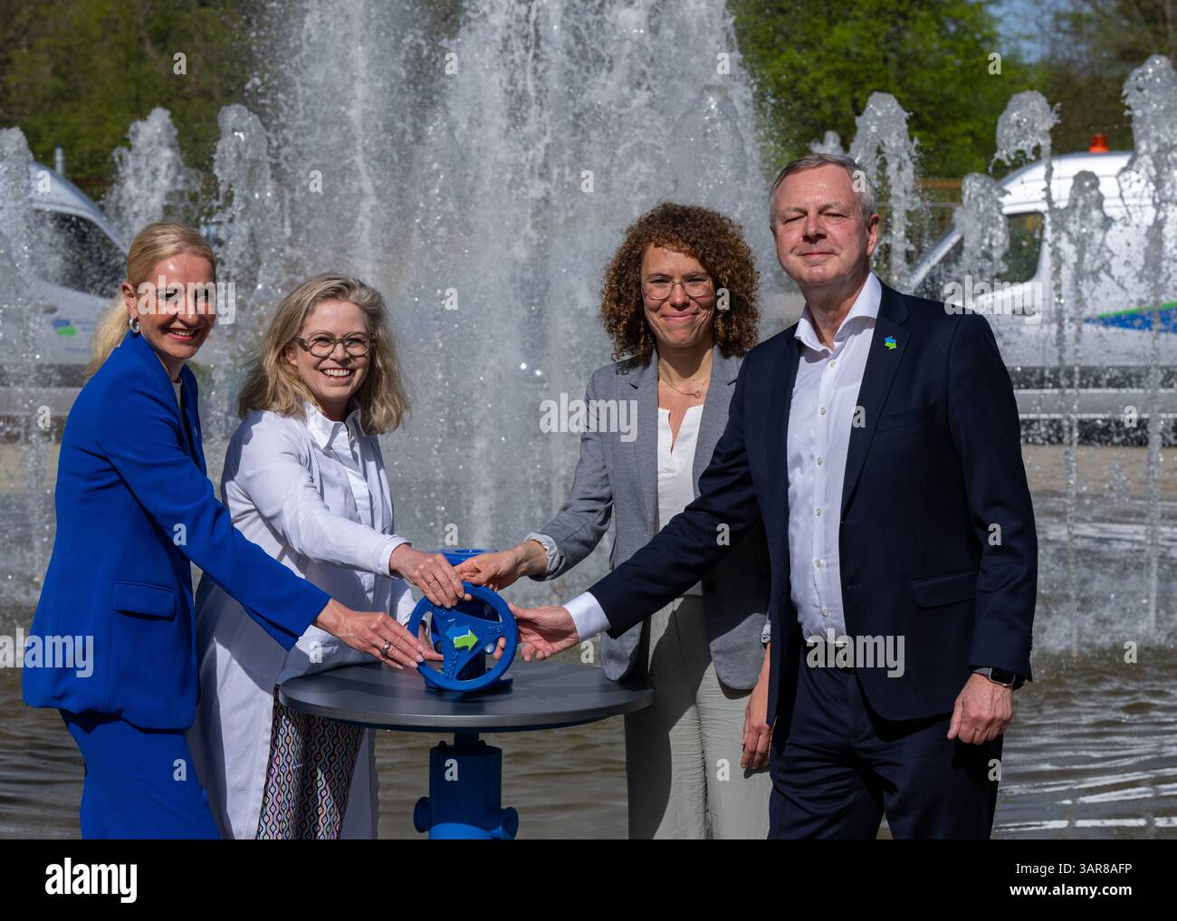 Berlin, Germany. 17th Apr, 2025. Kerstin Oster (l-r), member of the ...