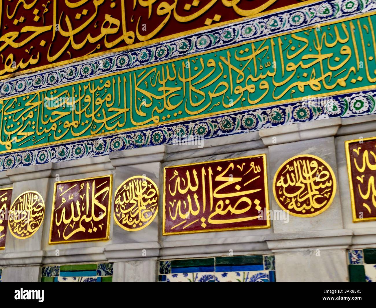 The walls inside the prophet mosque near Al Rawdah and the grave of the ...