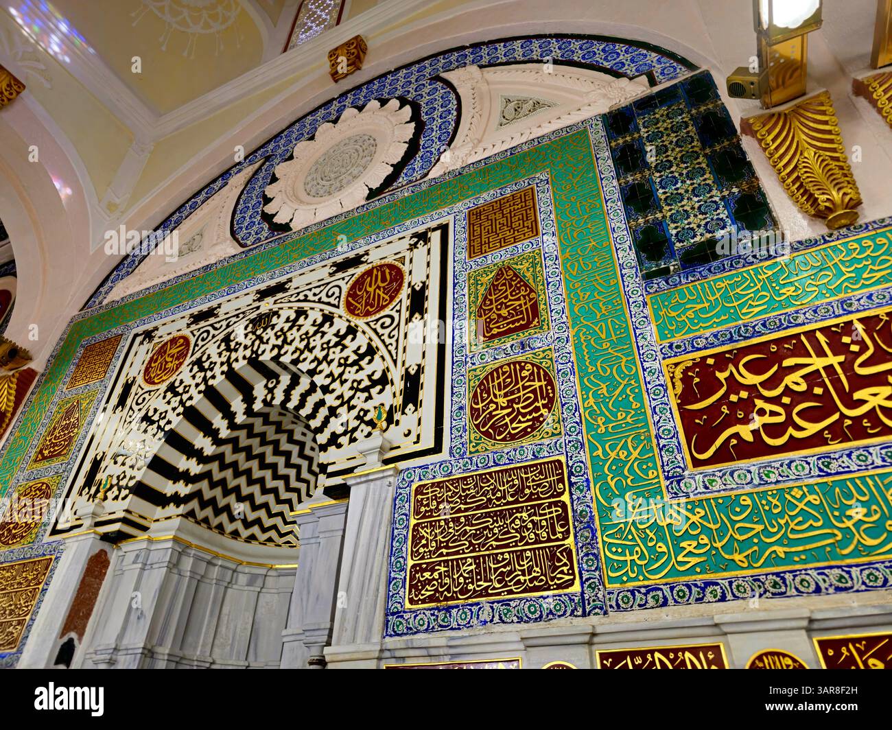 The Mihrab Niche in the prophet mosque near Al Rawdah and the grave of ...