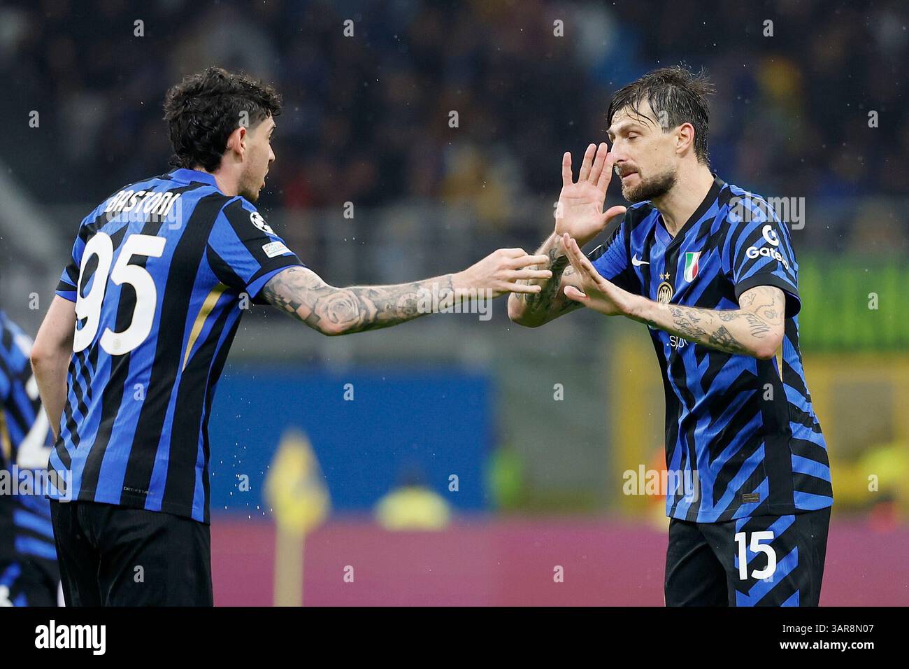 Mailand, Italien. 16th Apr, 2025. Alessandro Bastoni (Inter Mailand, 95) l. im Gespr?ch mit ...