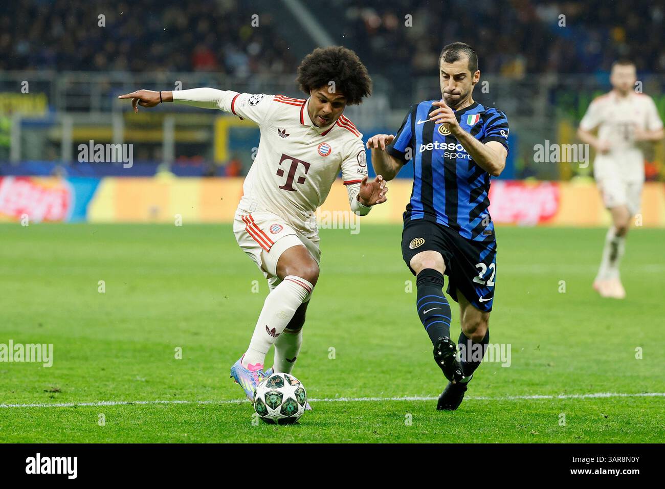 Mailand, Italien. 16th Apr, 2025. Serge Gnabry (FC Bayern Muenchen, 7) im Laufduell mit Henrikh ...