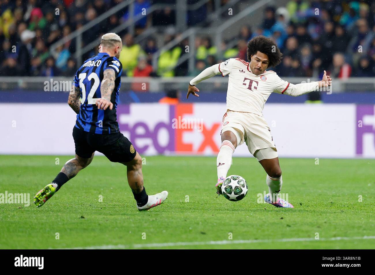 Mailand, Italien. 16th Apr, 2025. v.l. Federico Dimarco (Inter Mailand, 32) und Serge Gnabry (FC ...