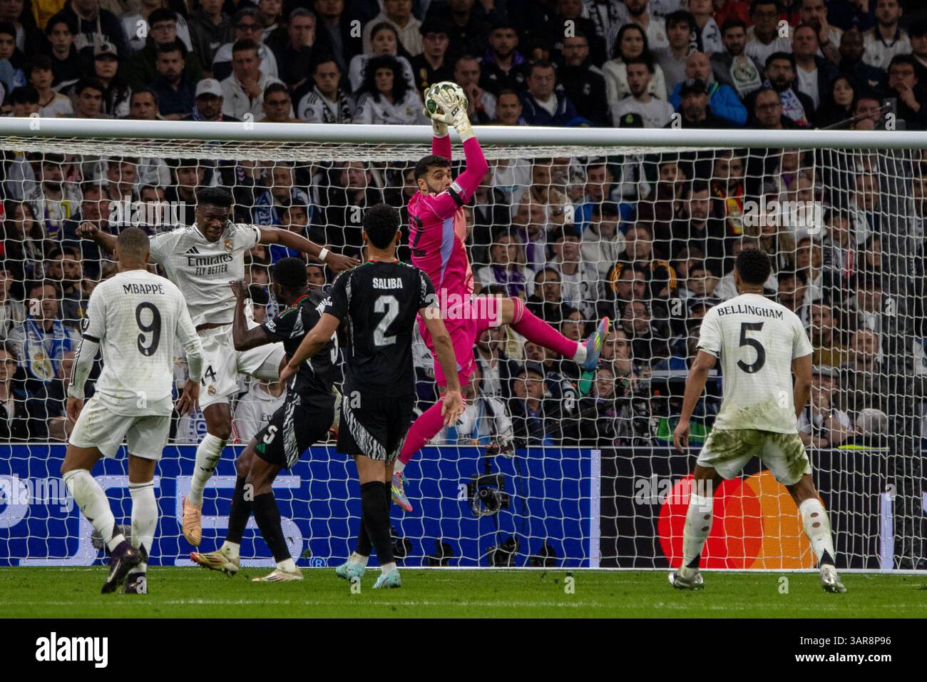 Madrid, Spain. 16th Apr, 2025. David Raya, Arsenal FC goalkeeper seen in action during the ...
