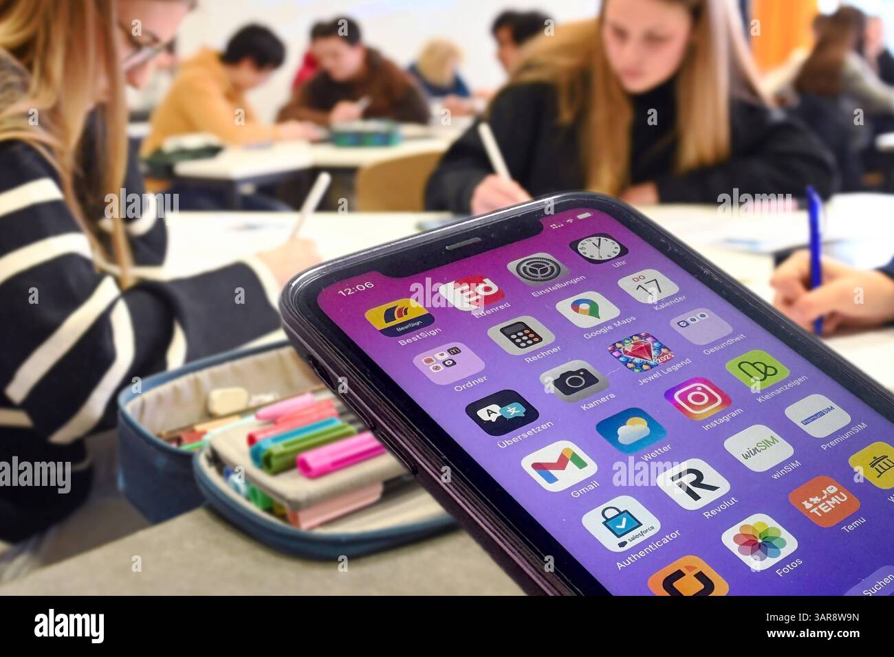 FOTOMONTAGE,Symbolfoto:Handys an Schulen. Smartphones im Unterricht ...