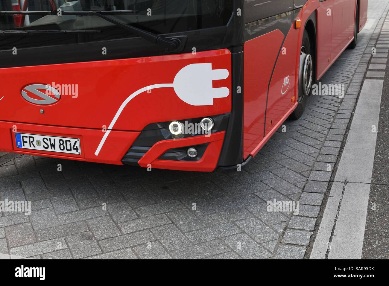 Linienbus mit Elektroantrieb in Freiburg. Elektrobusse fahren auf ...