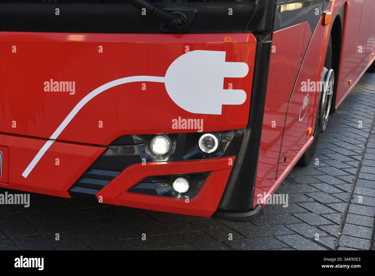 Linienbus mit Elektroantrieb in Freiburg. Elektrobusse fahren auf ...