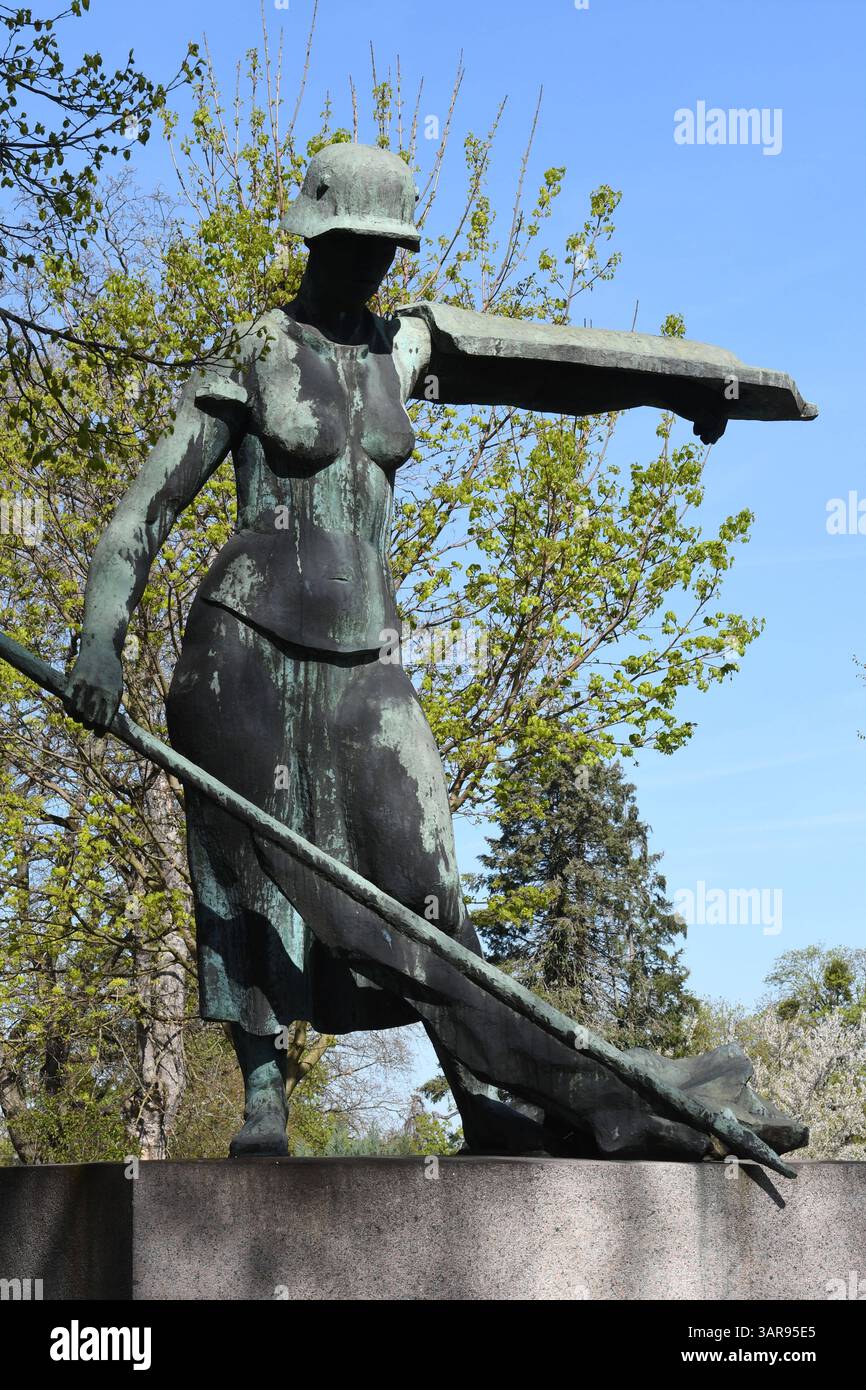 Kriegerdenkmal auf dem Hauptfriedhof in Freiburg. Foto:Winfried ...