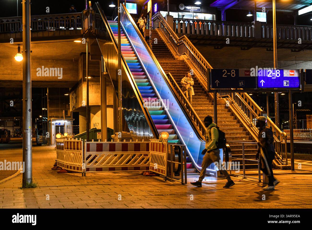 Rolltreppe in Regenbogenfarben am Hauptbahnhof in Freiburg. Foto ...