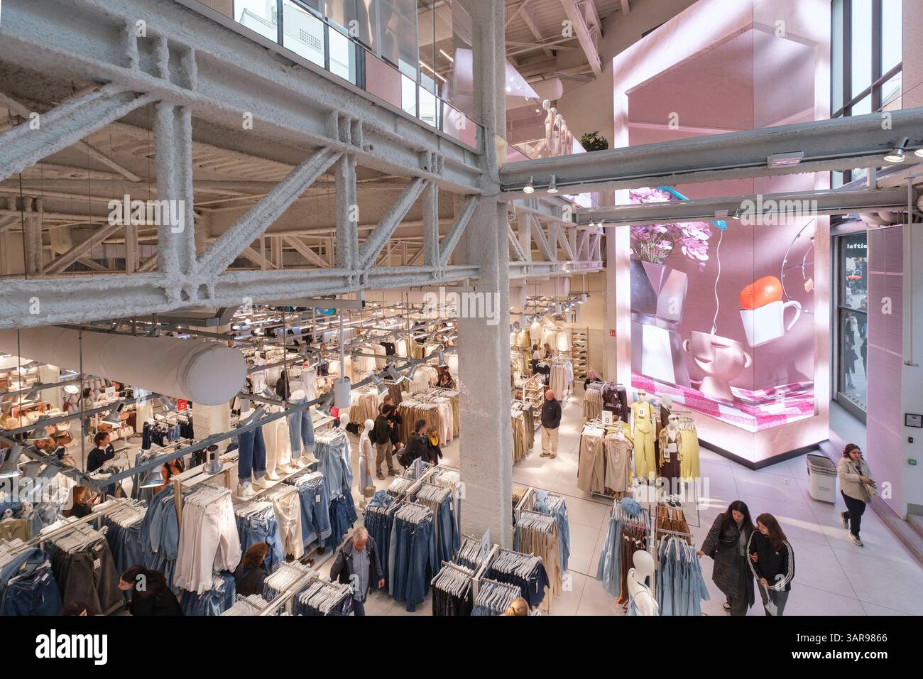 Grosse Filiale von Lefties in der Madrider Innenstadt. Lefties gehört ...