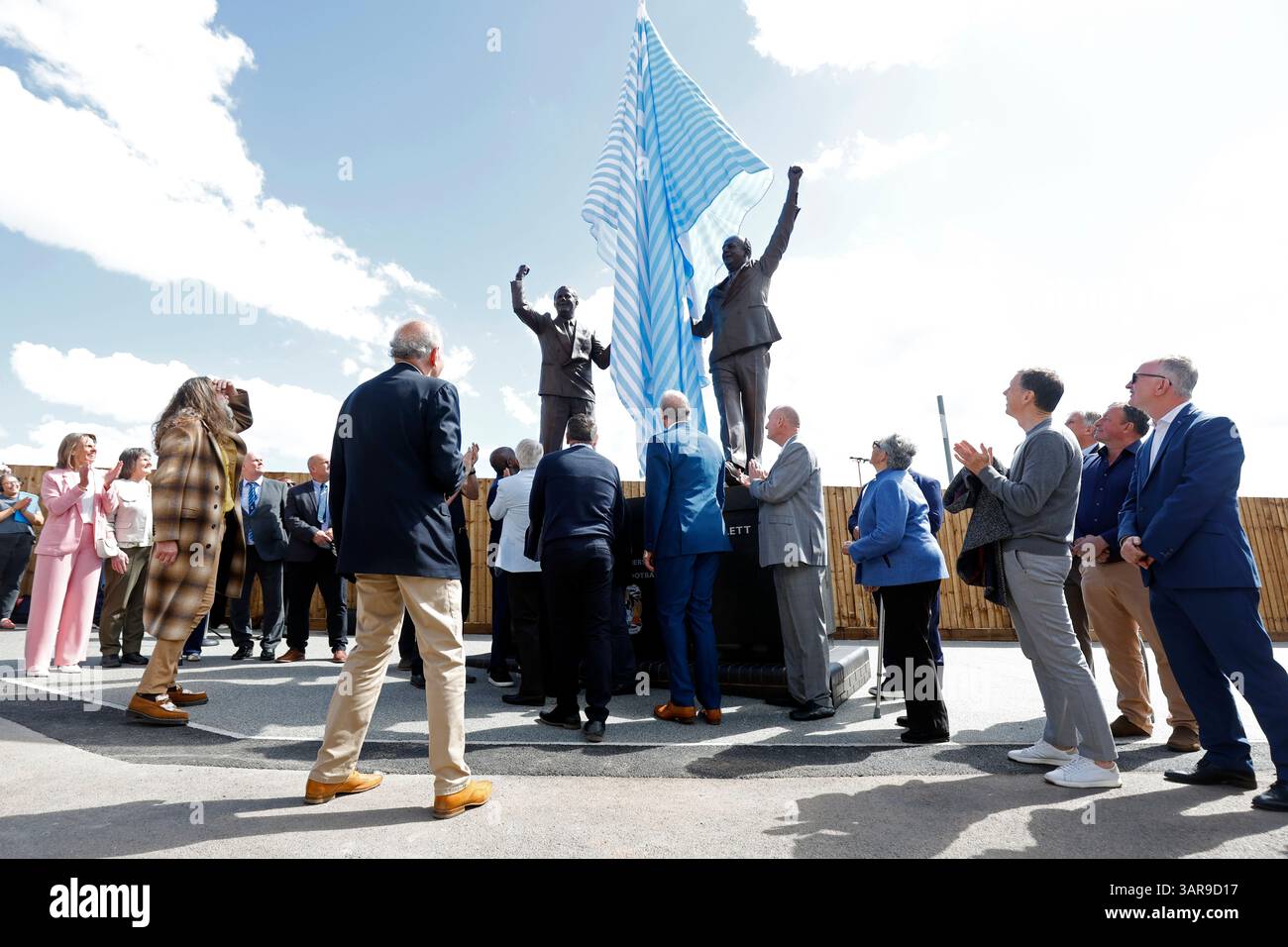 The George Curtis and John Sillett statue is unveiled to the public ...