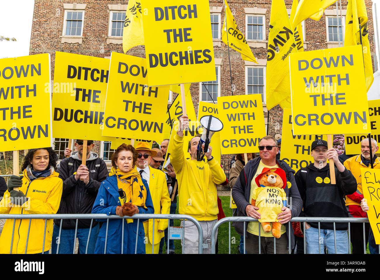 Durham, UK. 17th Apr, 2025. Republic protest outside the Maundy ...