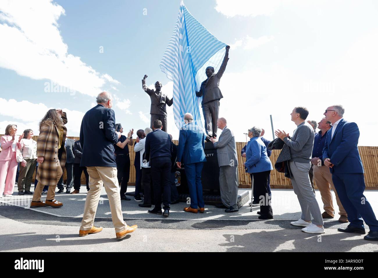 The George Curtis and John Sillett statue is unveiled to the public ...