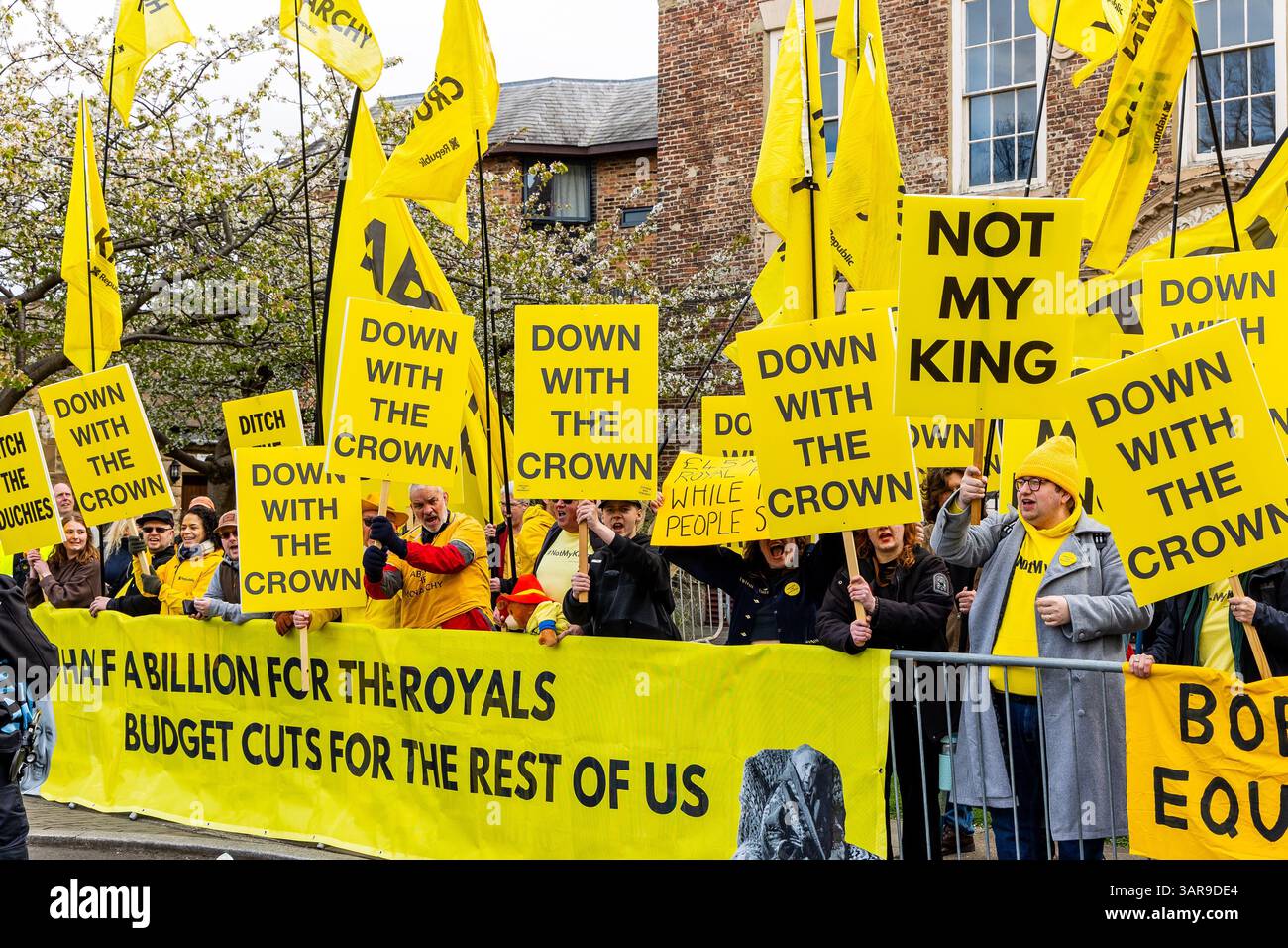 Durham, UK. 17th Apr, 2025. Republic protest outside the Maundy ...