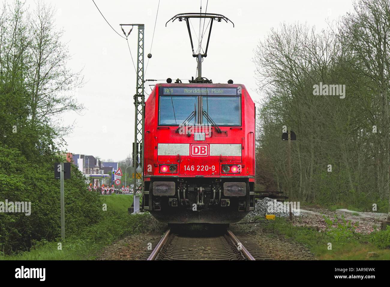 Norden, Deutschland, Europa, Regionalzug der Deutschen Bahn DB auf der ...