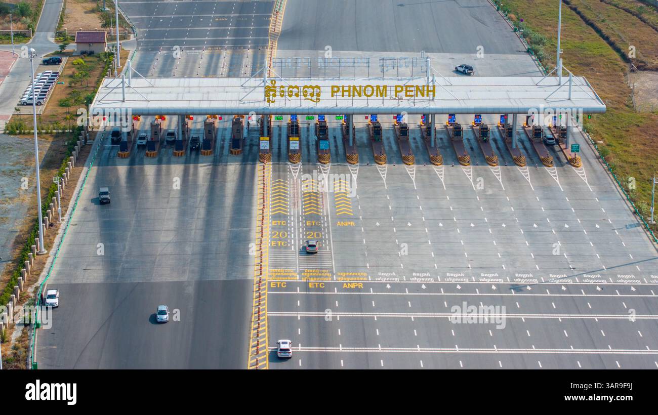 (250417) -- PHNOM PENH, April 17, 2025 (Xinhua) -- An aerial drone ...