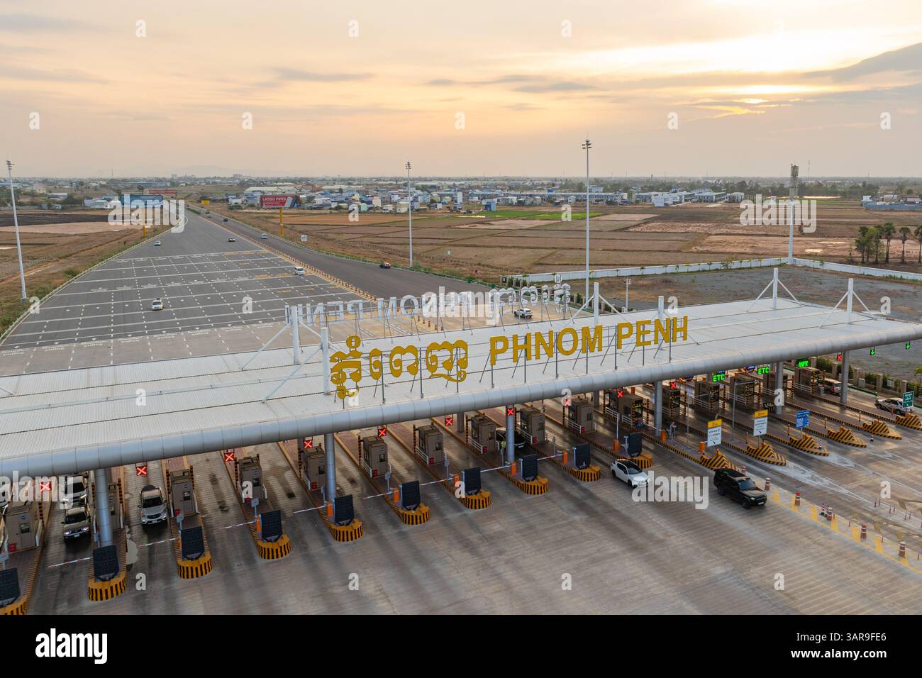 (250417) -- PHNOM PENH, April 17, 2025 (Xinhua) -- An aerial drone ...