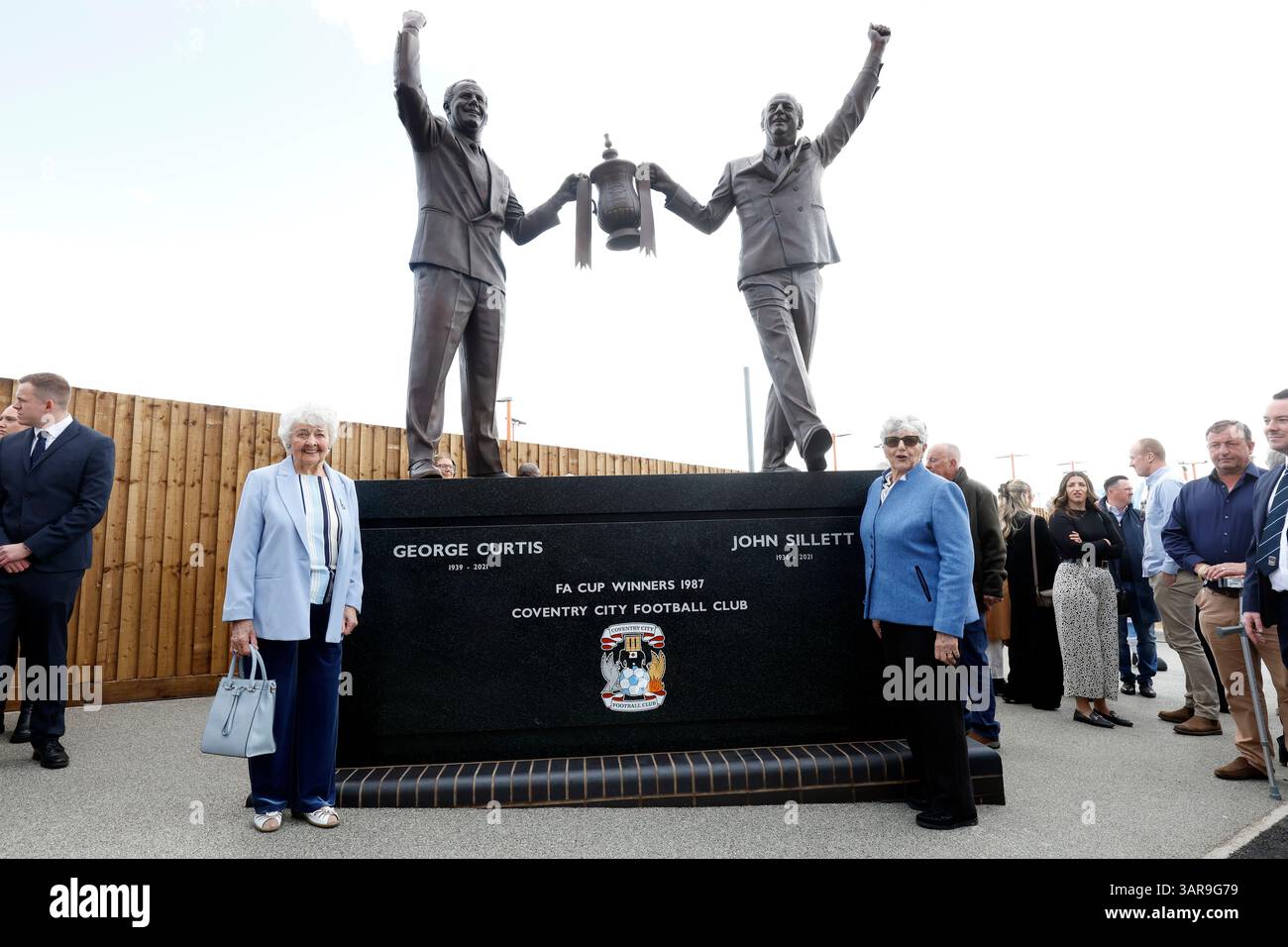 The George Curtis and John Sillett statue is unveiled to the public ...