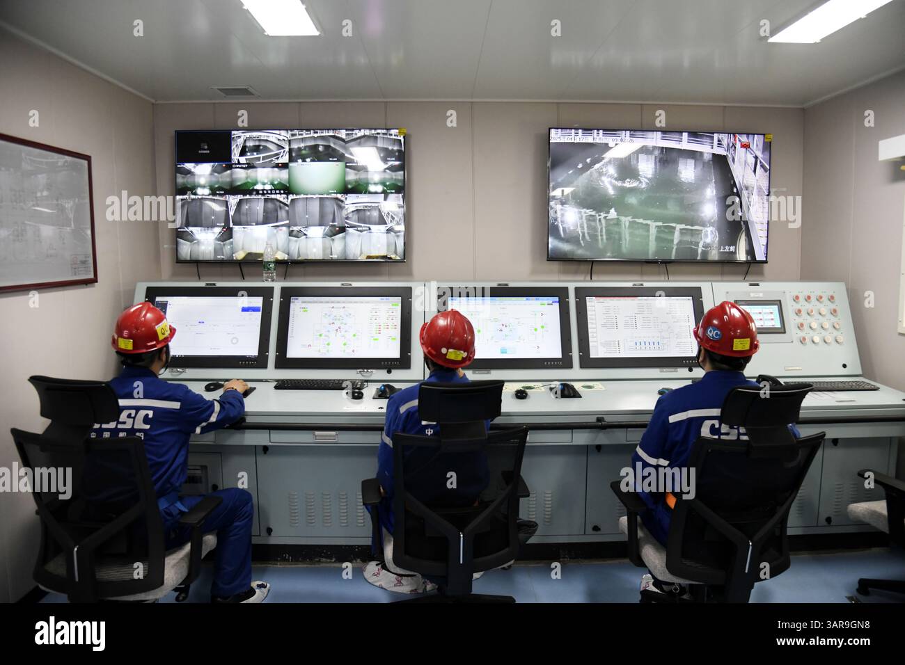 (250417) -- QINGDAO, April 17, 2025 (Xinhua) -- Crew members work in ...
